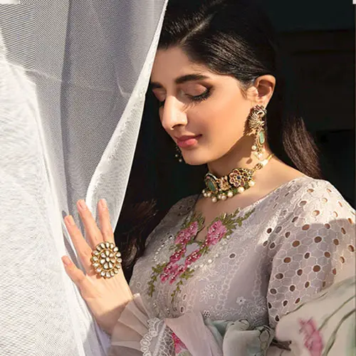 Mawra Hussain Blends With Modern Desi Fashion in pale silver shalwar kameez